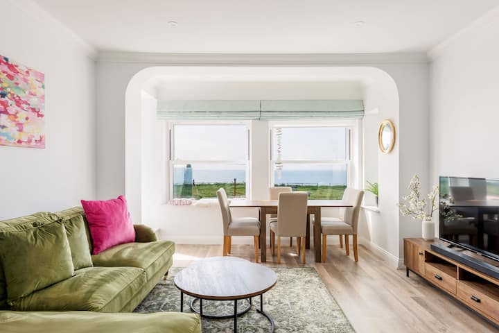 Sandy Beach, 3 Bed & Parking With Sea Views - ボーンマス