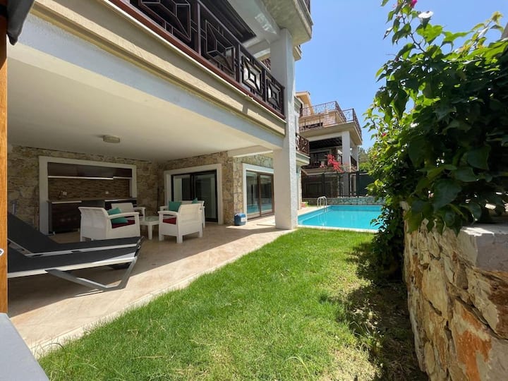 Göcek Mevkii Geniş Aileye Uygun Villa - Göcek