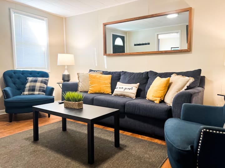 Sleeps 20! 8 Br W/ 16 Beds & Large Driveway + Wifi - Indianapolis, IN