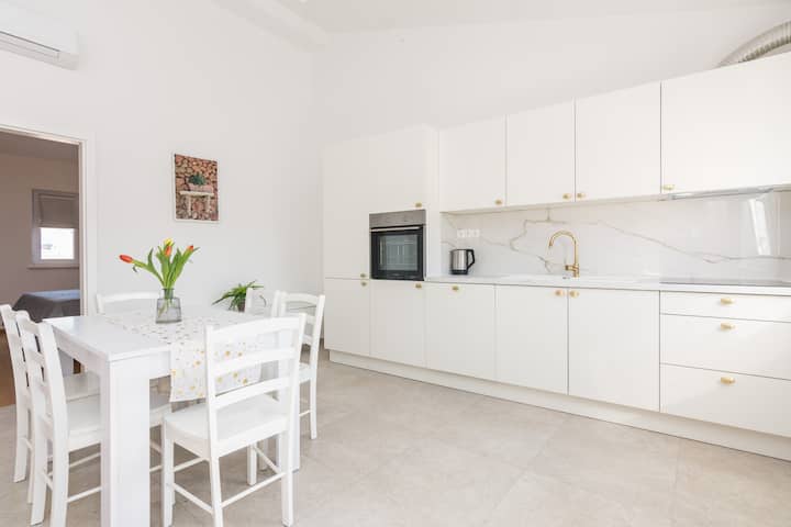 Tereza, City Central Modern Apartment - Novalja