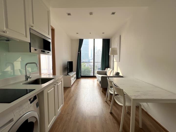 市中心的高级公寓/靠近Phromphong轻轨站 - Bangkok