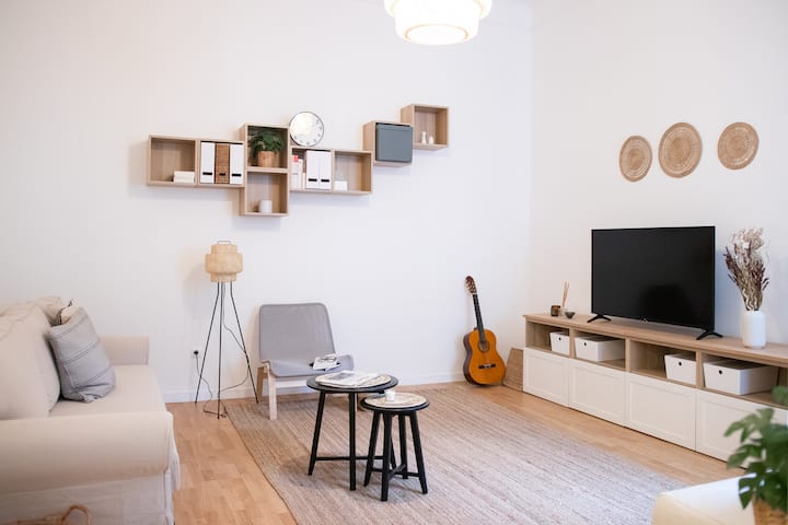 Scandi Custom 2-bdr Apartment - Budapest