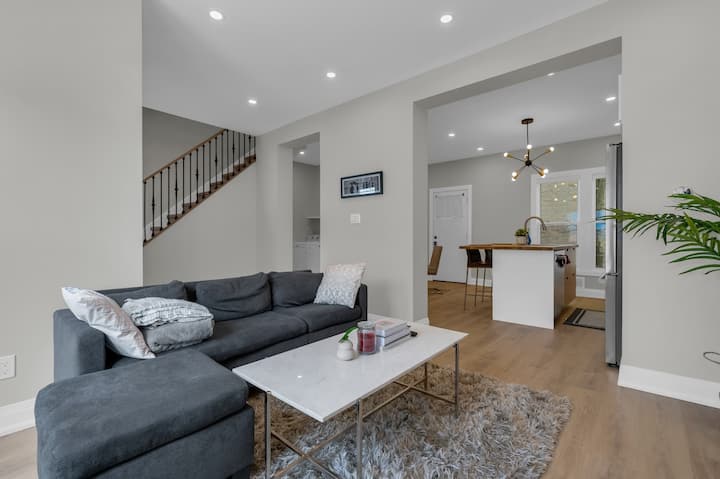 Modern Cozy Entire Townhome 3 Bedrooms 2 Parking - Niagara Falls