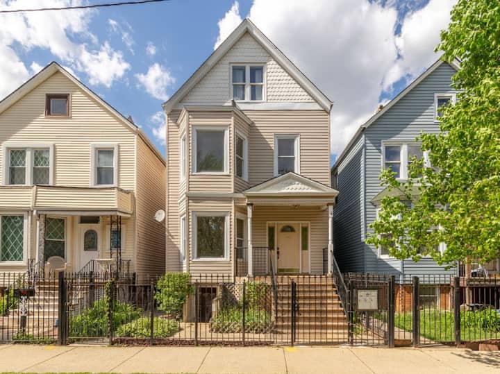 Logan Square Duplex 4br / 2bth Permitted Parking - Oak Park