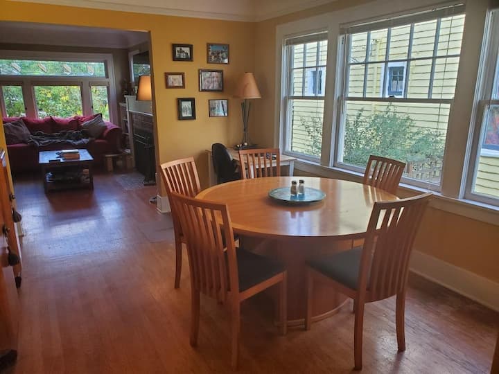 Home
 4 Guests 2 Beds 2 Bath
 10 Day Minimum - Seattle