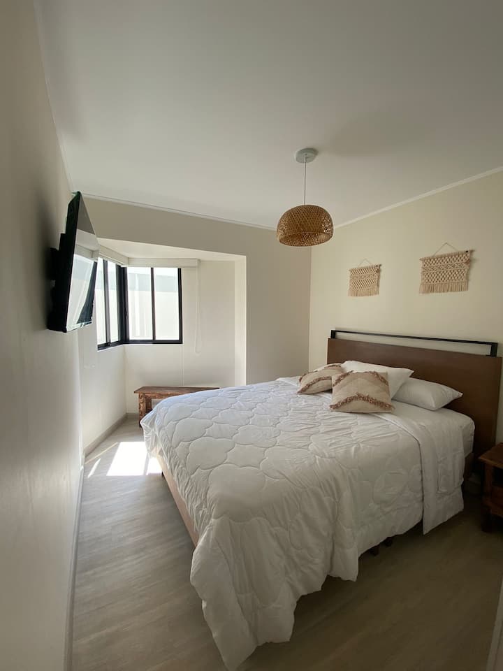 Apartment With Free Garage | Pool & Gym | 408 - ペルー