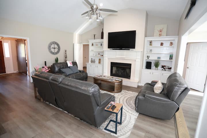 Golf Course Retreat W/sunroom, Pool Table & Patio - Bonaire, GA