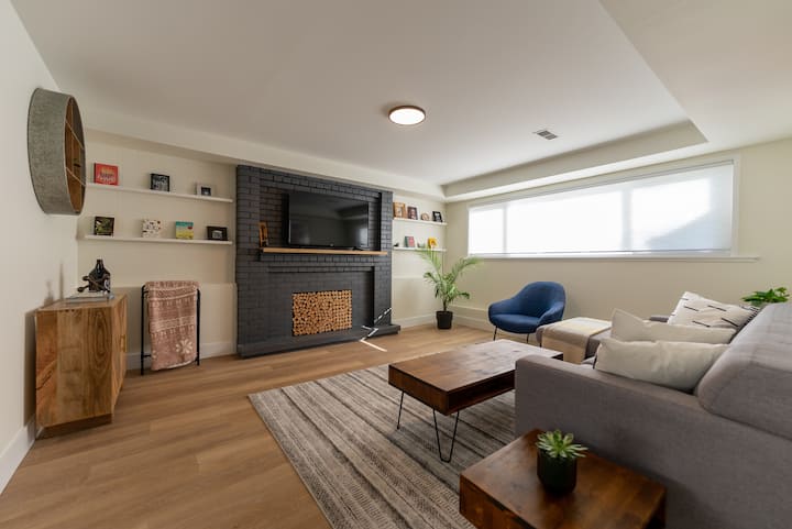 Private Entry Ground Floor Space In Port Coquitlam - Cypress Mountain
