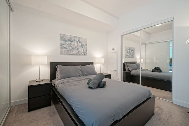 Bright 1bedroom W/balcony Steps To Cn Tower/mtcc - Toronto, ON