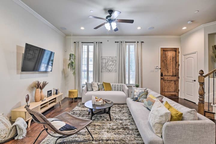 Warm, Luxury Townhome Close To Dfw! - Irving