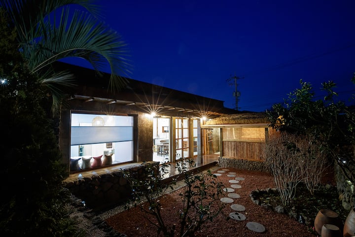 "숙박이벤트(야외 수영장오픈)"장전1반/자쿠지감성숙소/바베큐/ 애월돌담독채펜션/제주국제공항 - Jeju