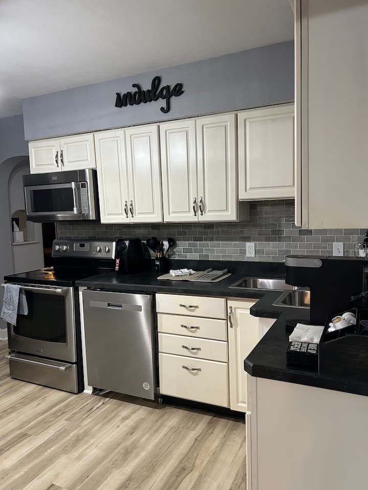Elegant Escape 3bed/2bath! - Spanish Lake, MO