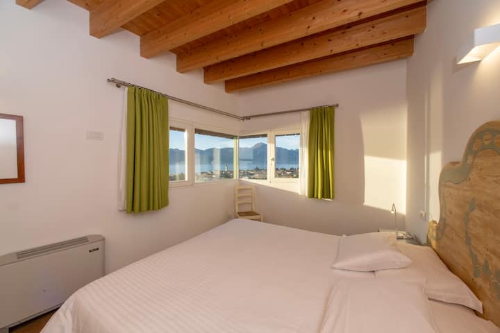 One Bedroom Apartment, Balcony On The Lake - Torri del Benaco
