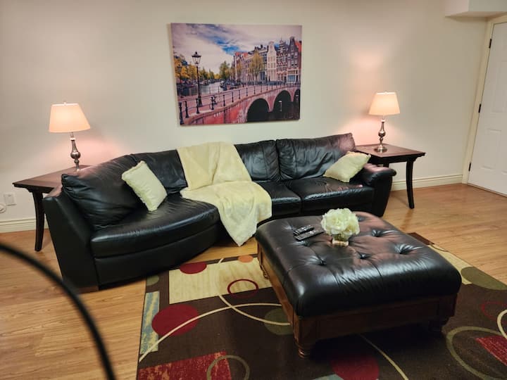 1 Bedroom Self-contained Suite Close To Amenities. - サレー