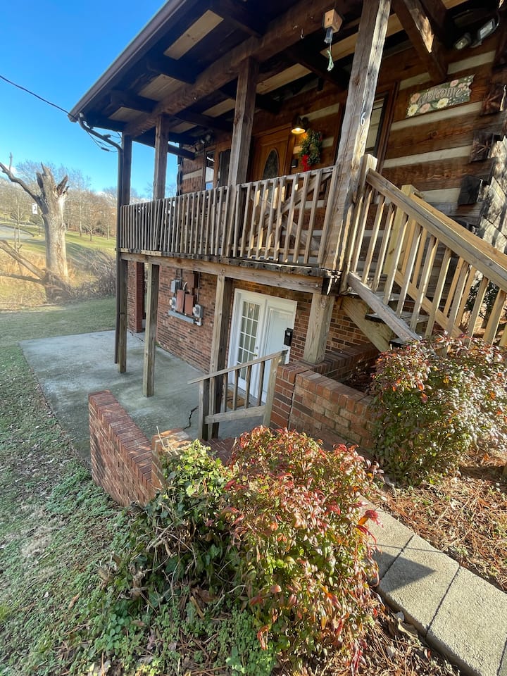 Arts On Main (Studio Apt. In Bottom Of Log Cabin-) - Winston-Salem, NC