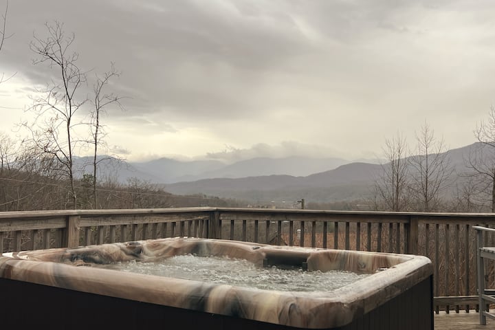 Amazing Views! 10 Min. To Gatlinburg! New Hot Tub! - Gatlinburg, TN