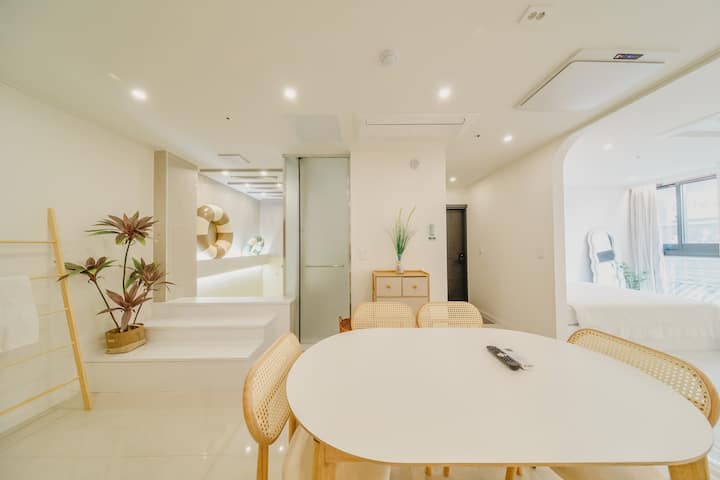 [스테이위더스]ㅇ20평형ㅇ풀빌라ㅇ무료주차ㅇ침대2개ㅇ온수풀ㅇ세스코방역ㅇ건물앞해변가5초ㅇ - Busan