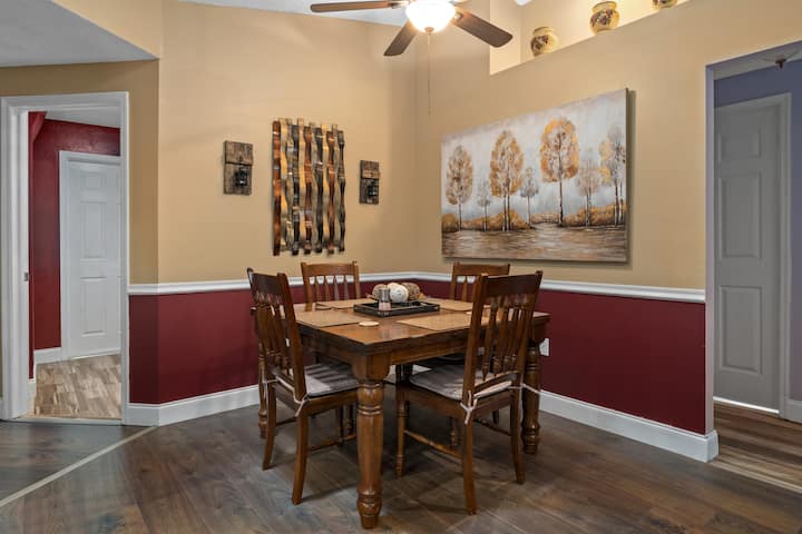 Dark Wood Farmhouse Getaway - Weeki Wachee, FL