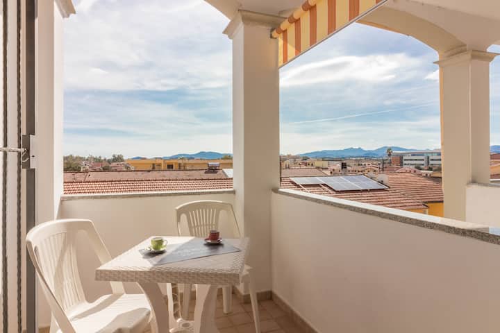Guesthost Olbia Birght Flat With Terrace & Parking - Olbia
