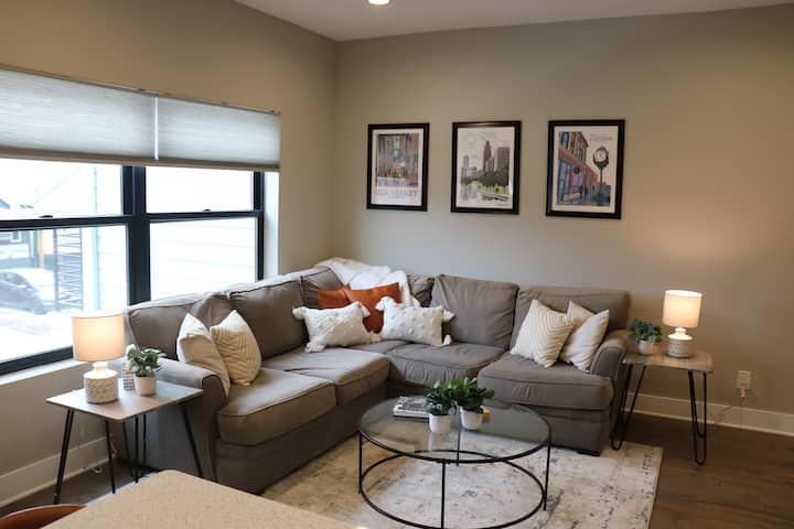 Luxury Midtown Townhome W/ Parking - Omaha, NE
