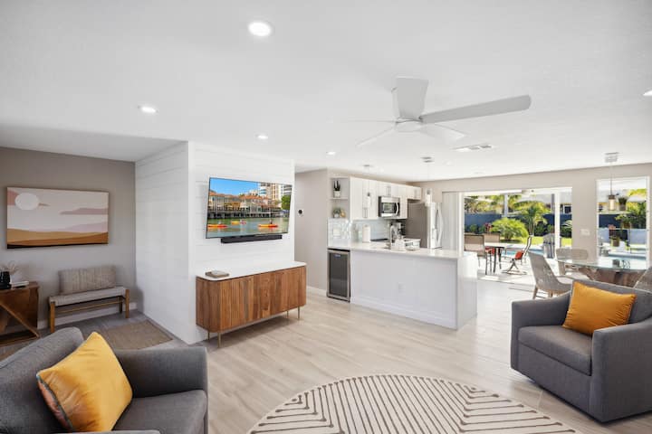 Relax All Day… Pool + 1.7 Mi To Beach - Bonita Springs, FL