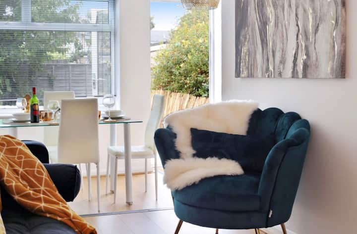 The Hampshire House - 5 Bd | 2 Bath | Parking - Canterbury