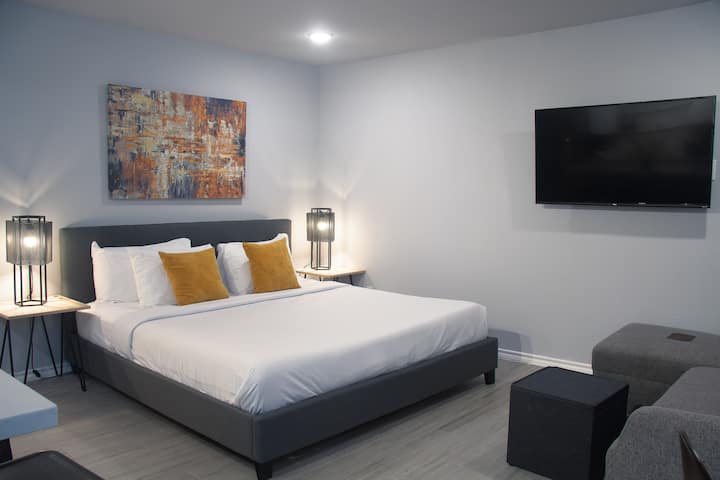 Your Montrose Studios | Sleeps 14/7br/7ba/7pa - Houston, TX