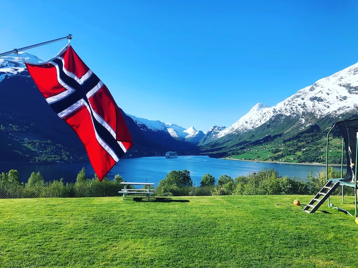 Stort Hus - Stor Hage Og Stor Utsikt! - Loen