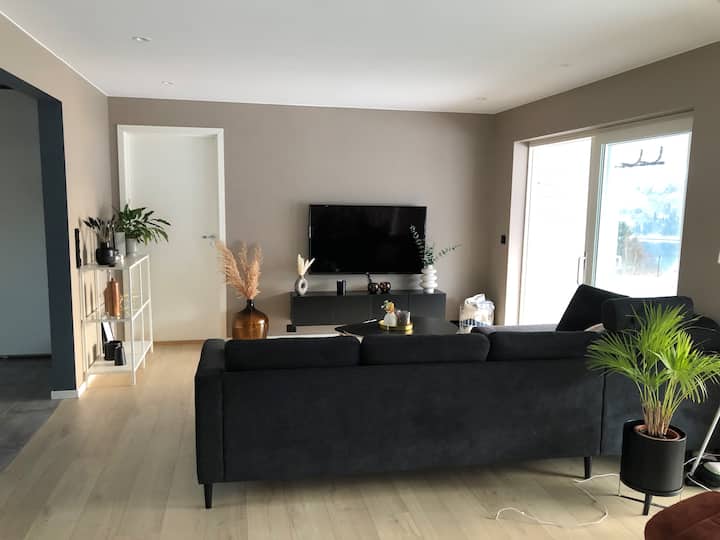 Stort Hus - Stor Hage Og Stor Utsikt! - Loen