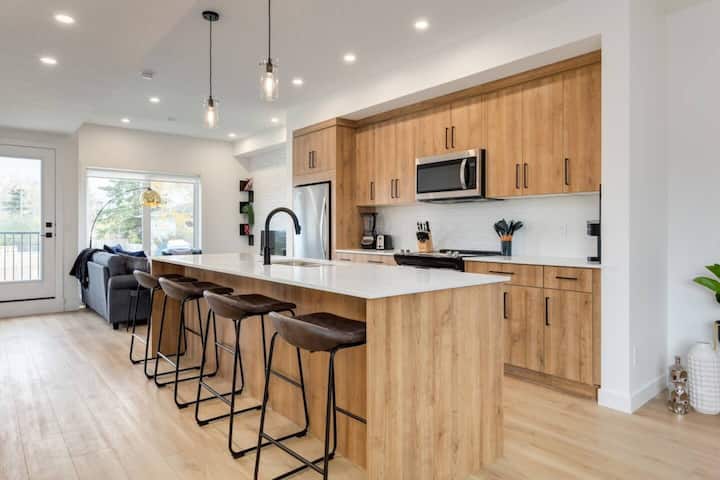 New Modern Townhome Near 17 Ave | Dt | C Train - Calgary