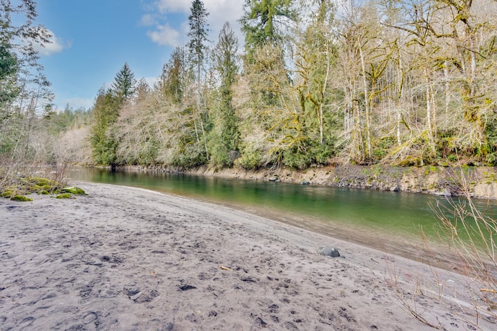 Butterfly Beach: River & Mountain Escape - Sandy, OR