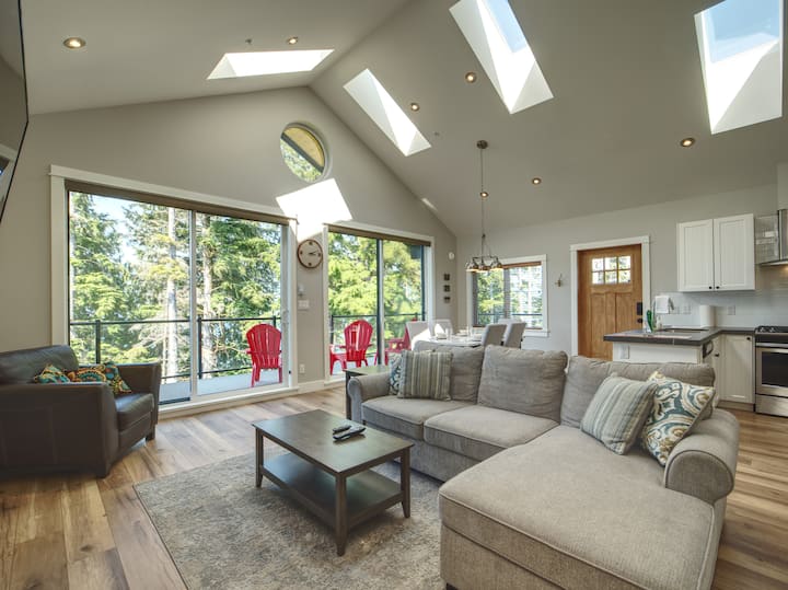 Oceanfront & Amazing Views | Pet Friendly| 2bdrm - Port Renfrew