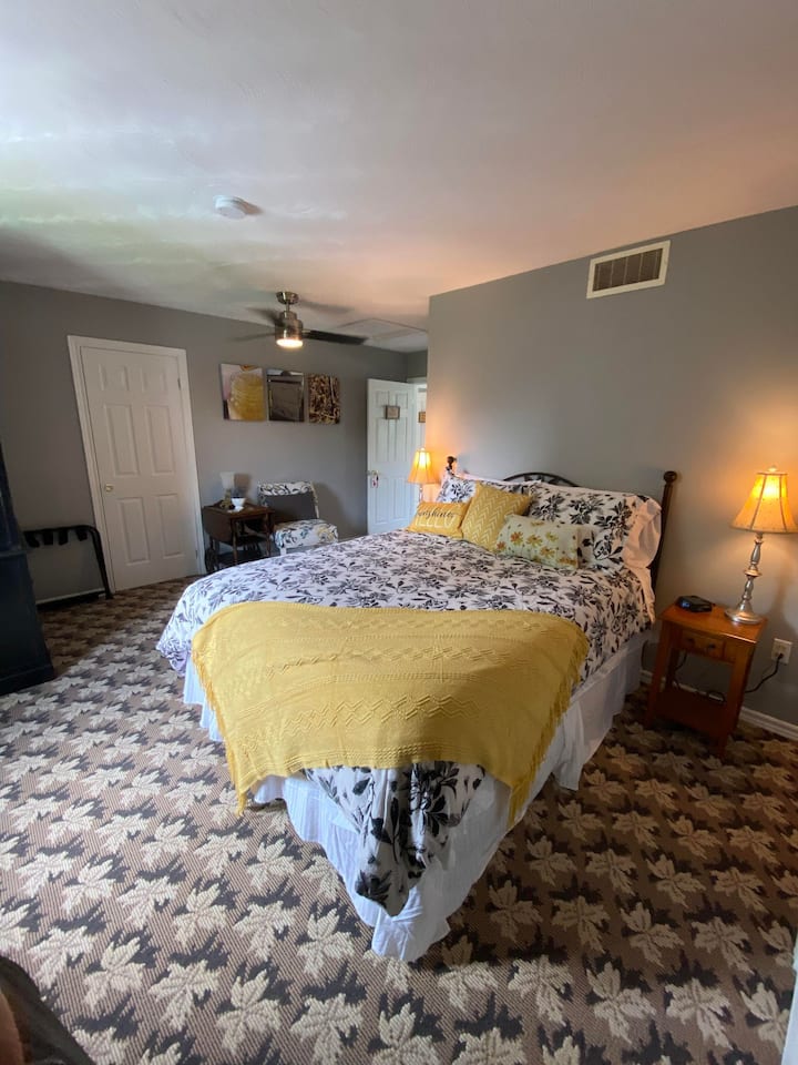 Country Home With Guest House -Bee Suite - Fergus