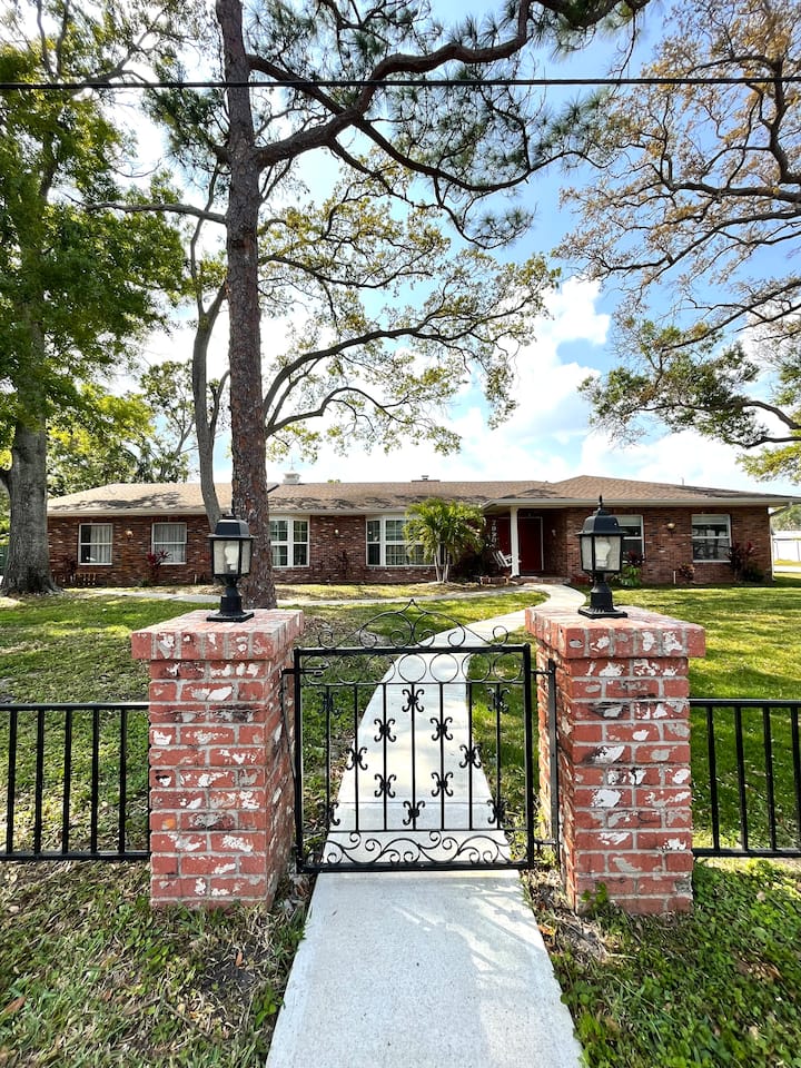 Paradise St. Pete Large Home - Pinellas Park, FL