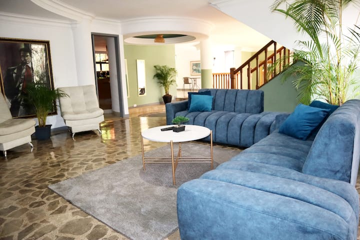 Amplio Y Central Apartemo De 350 Mt En El Poblado - Medellín