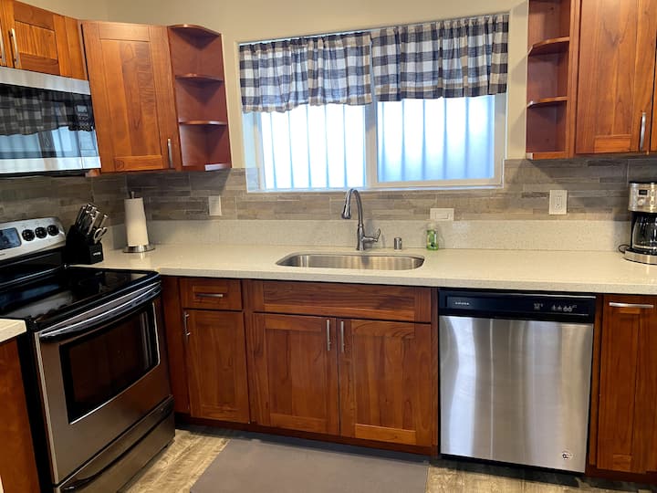 Cozy 1br W/full Size Kitchen & Free Parking - Honolulu