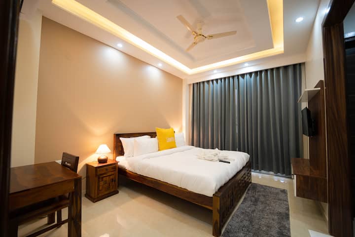 Cozy 2bhk Service Apartment Dlf-5 South Point Mall - Gurugram