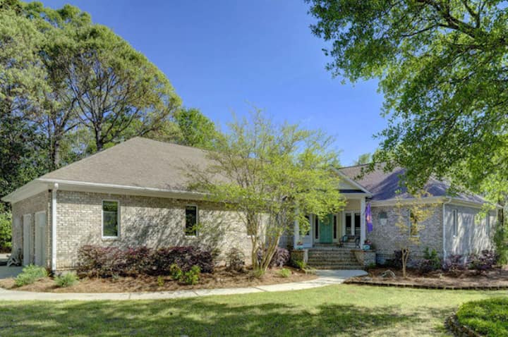 Spacious Coastal Retreat In A Waterfront Community - Hampstead, NC