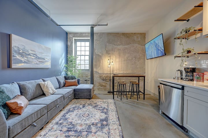 Walk To Fiserv & Pabst | Pool, Gym, W/d + Parking - Milwaukee, WI