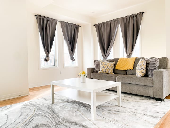 Entire Bowmanville Home | Private Baths & Parking - Bowmanville