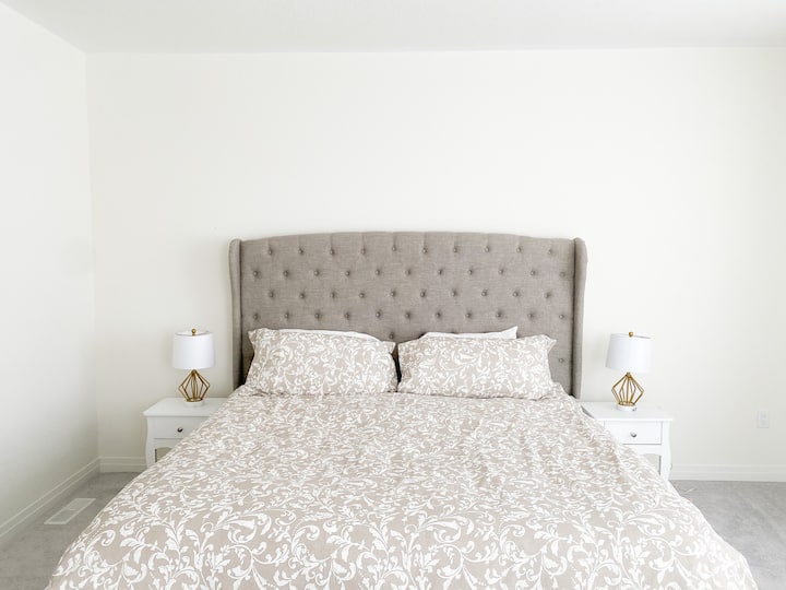 King Suite Bowmanville| Private Ensuite & Parking - Bowmanville