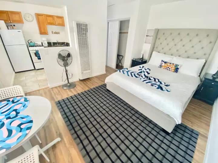 Studio 1 Block To Beach With Balcony (Veranda) - La Playa - San Diego