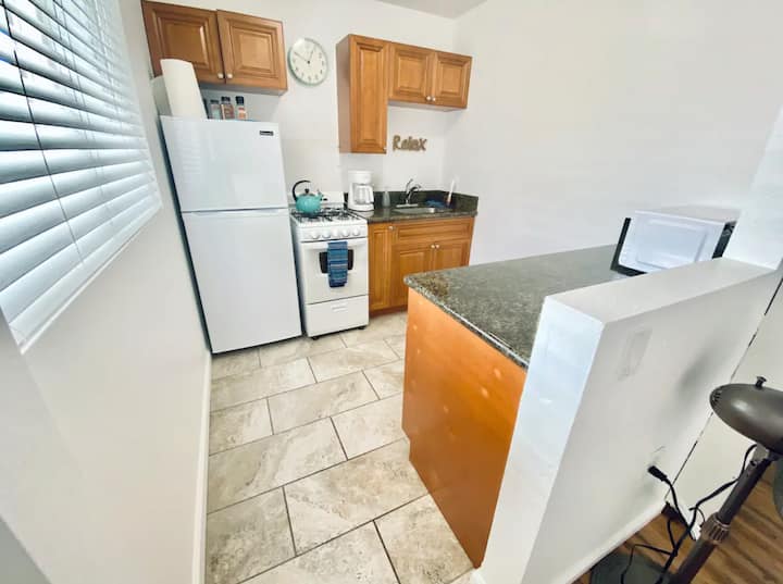 Studio 1 Block To Beach With Balcony (Veranda) - San Diego, CA