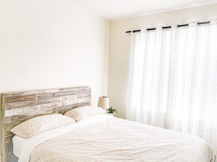 Cozy Queen Room- Bowmanville - Bowmanville