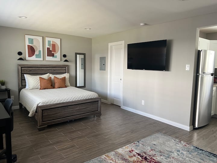 Studio Apt @ Montrose Near Downtown| Free Parking - Northside - Houston