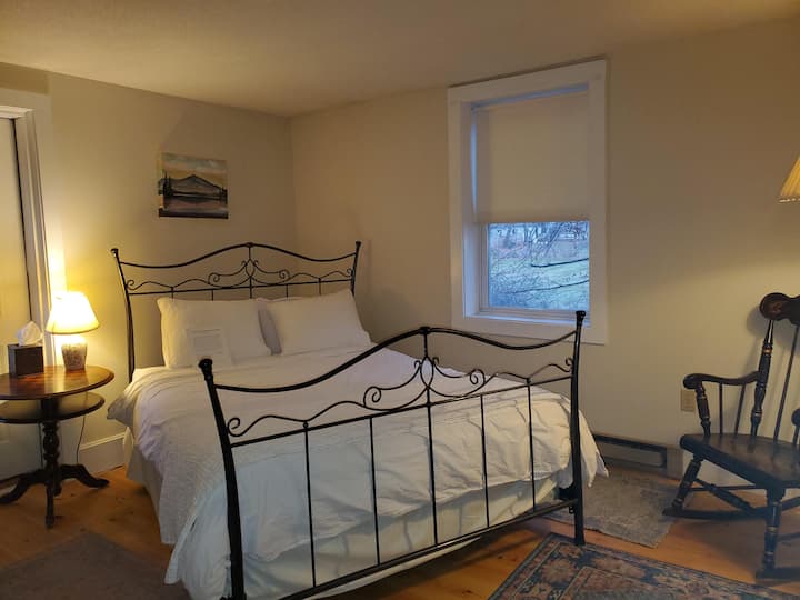 Charming Queen Monadnock Room In Historic Inn - Keene, NH