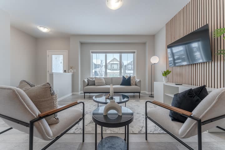 Perfect For Groups • 2 Kitchens • Private Suites - Calgary