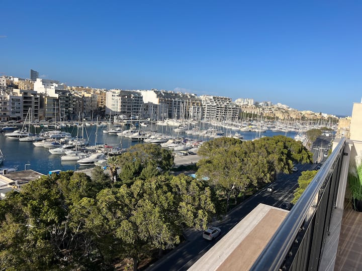Marina-view Penthouse 7a | Central Location - Malta