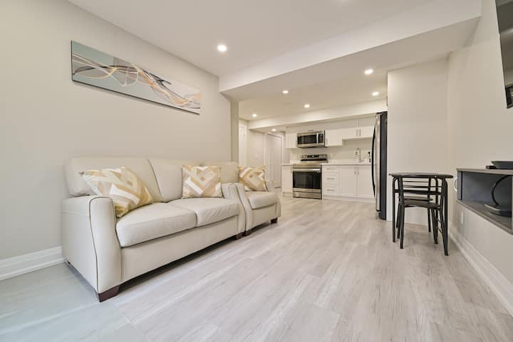 Upscale Space - 5min From Square One - Mississauga