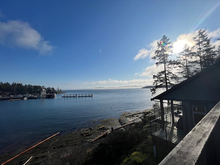 The Loft — Sturdies Bay Oceanfront Studio - Galiano Island